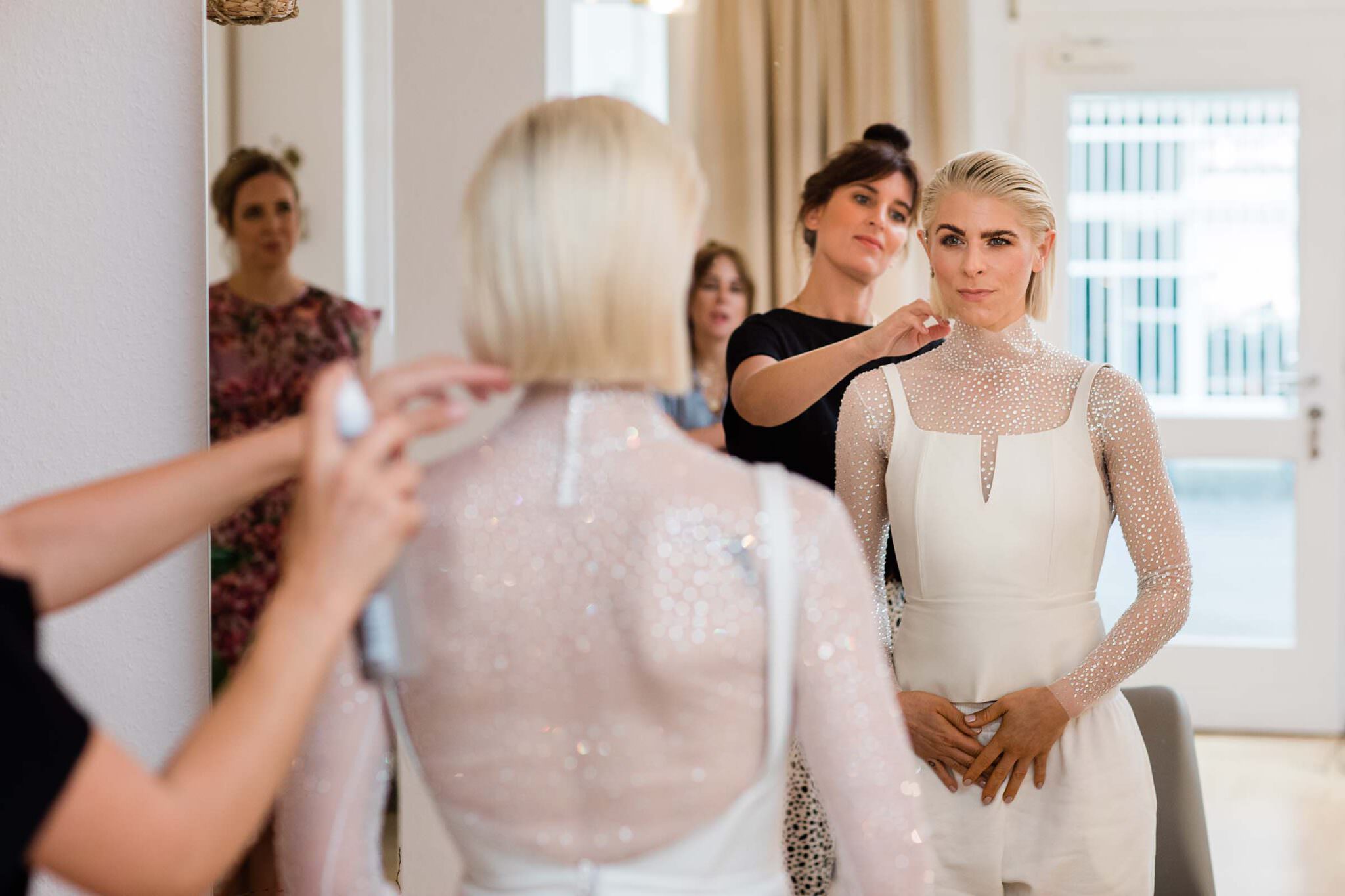 Strahlende Hochzeitsparty: Wenn die Braut ein Brautkleid mit 10.000 ...